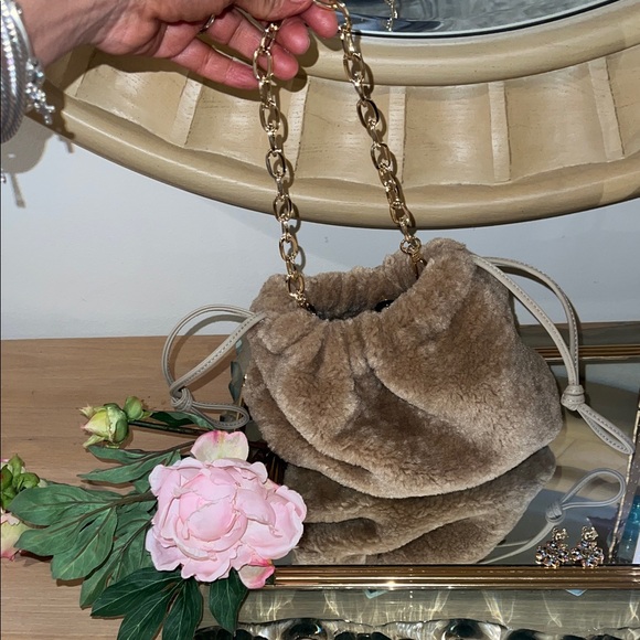 Universal Thread | Bags | Universal Thread Handbag With Gold Chain ...